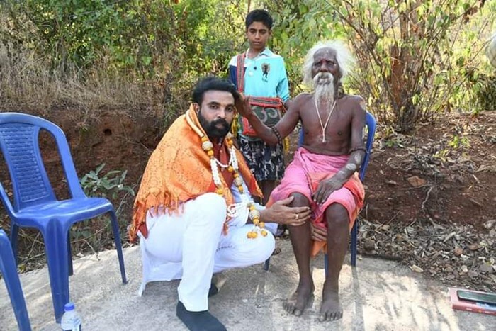 ನಾಗು ಸಾಧುವಿನ ಕಾಲು ಹಿಡಿದು ಆಶೀರ್ವಾದ ಪಡೆದ ಶ್ರೀರಾಮುಲು: ಇಲ್ಲಿದೆ ಫೋಟೋಗಳು ...