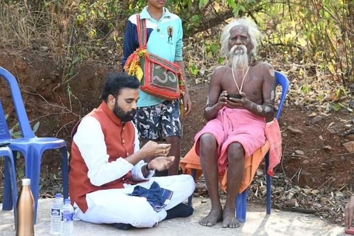 ನಾಗು ಸಾಧುವಿನ ಕಾಲು ಹಿಡಿದು ಆಶೀರ್ವಾದ ಪಡೆದ ಶ್ರೀರಾಮುಲು: ಇಲ್ಲಿದೆ ಫೋಟೋಗಳು ...