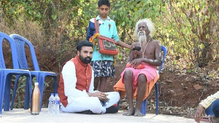 ನಾಗು ಸಾಧುವಿನ ಕಾಲು ಹಿಡಿದು ಆಶೀರ್ವಾದ ಪಡೆದ ಶ್ರೀರಾಮುಲು: ಇಲ್ಲಿದೆ ಫೋಟೋಗಳು ...