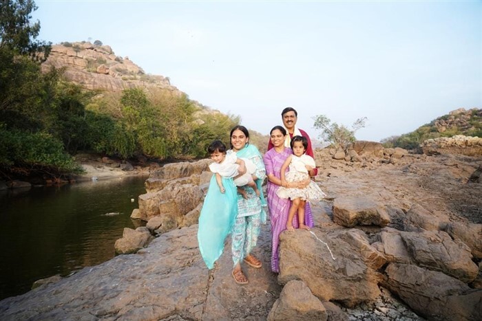 Gali Janardhan Reddy: ತುಂಗಭದ್ರ ನದಿ ದಡದಲ್ಲಿ ಗಾಲಿ ಜನಾರ್ದನ ರೆಡ್ಡಿ ಕುಟುಂಬ ...