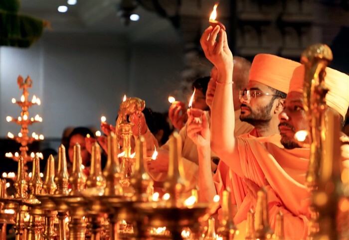 In Pics: India Aglow With Diyas After Ayodhya's Ram Temple Consecration ...
