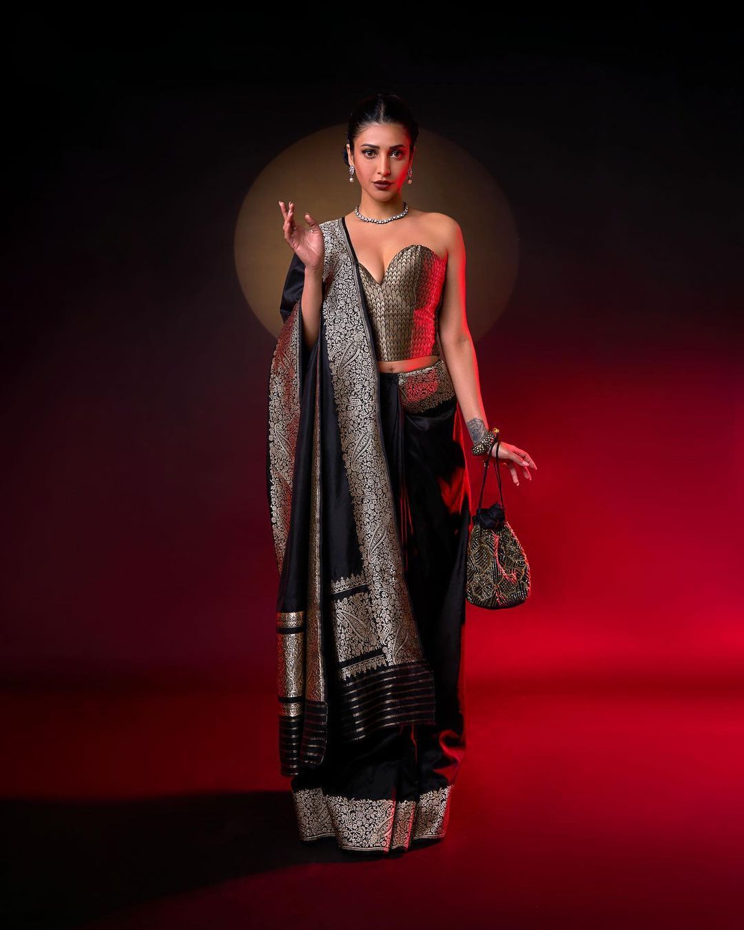 In Pics: Shruti Haasan's Gothic Glam: Dazzles in Black Saree and Corset ...