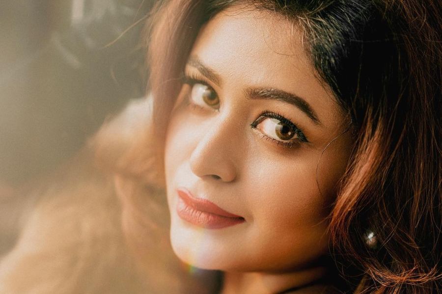 এই শীতেও জলে দাঁড়িয়ে ফটোশ্যুট ঋতাভরীর! দেখুন সেই ছবি | Latest ...