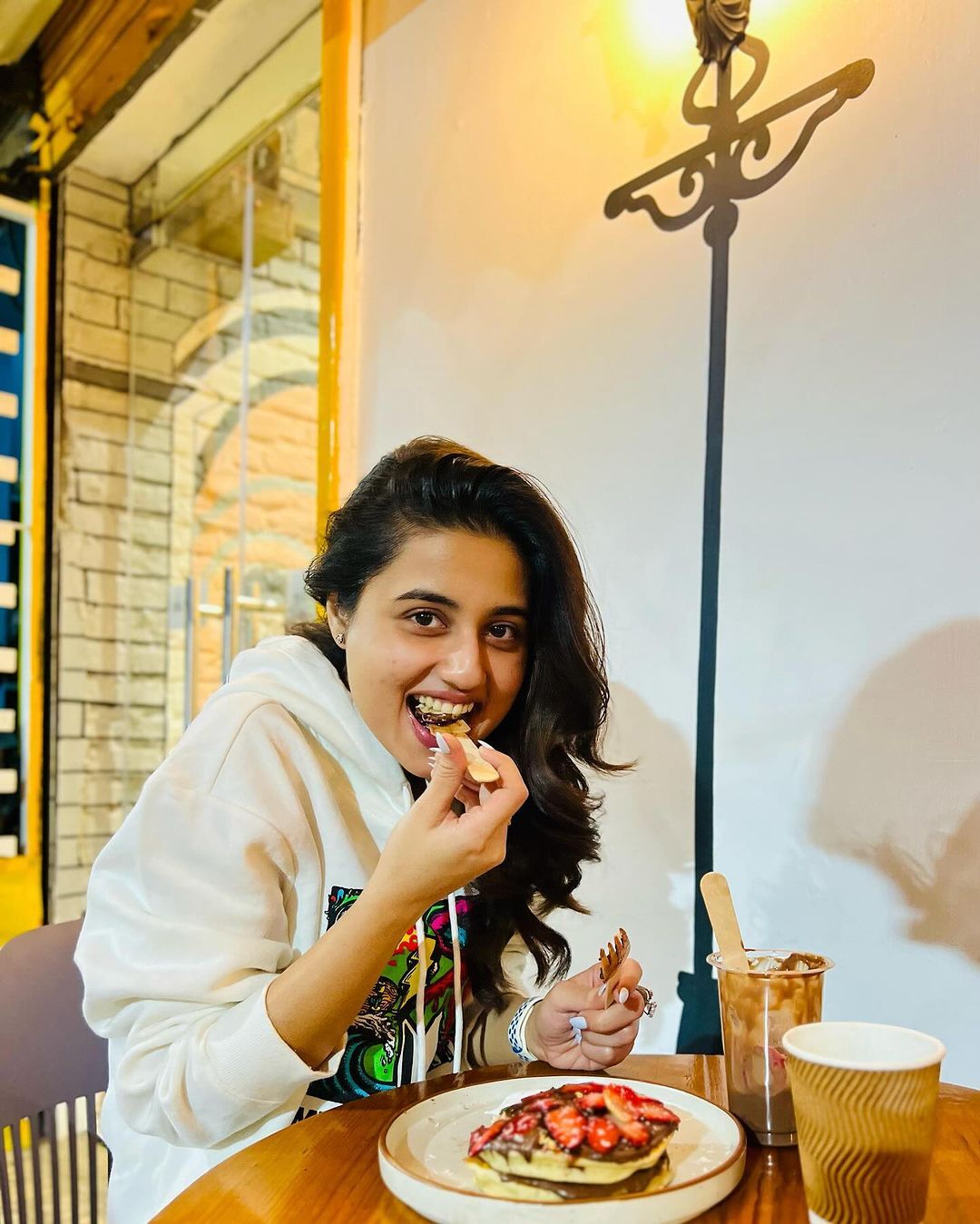 এবার শীত পোশাকে সোশ্যাল মিডিয়ায় ধরা দিলেন স্বস্তিকা, নয়া অবতারে ...