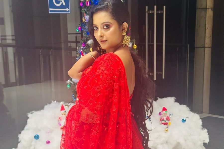 লাল শাড়িতে গ্ল্যামারাস শ্রুতি, স্বামীর সঙ্গে খুশির মুডে সোশ্যাল মিডিয়ায় ধরা দিলেন অভিনেত্রী ...