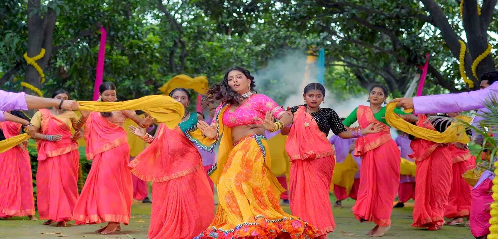 Bhojpuri Song: 'राजा जी के तिलवा प दिलवा' में क़हर ढा रही माही श्रीवास्तव, देखिए तस्वीरें | Mahi ...