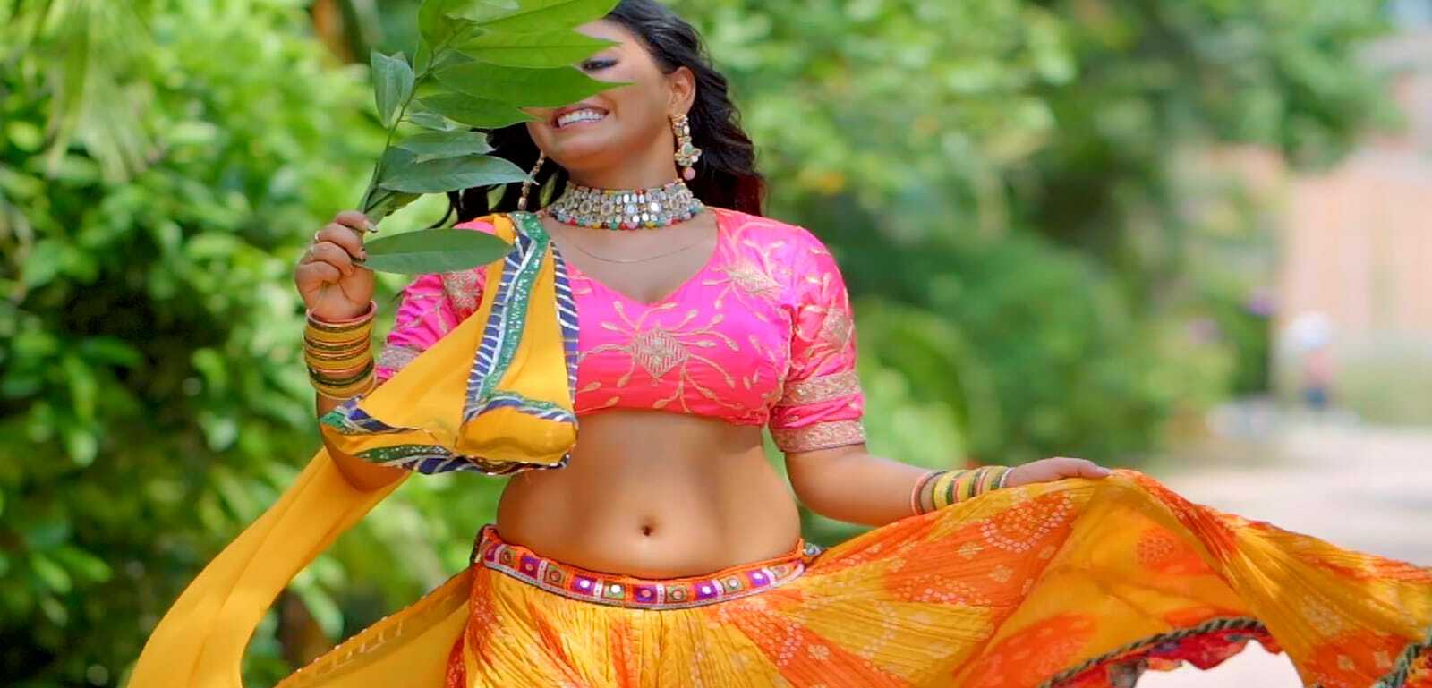 Bhojpuri Song: 'राजा जी के तिलवा प दिलवा' में क़हर ढा रही माही श्रीवास्तव, देखिए तस्वीरें | Mahi ...