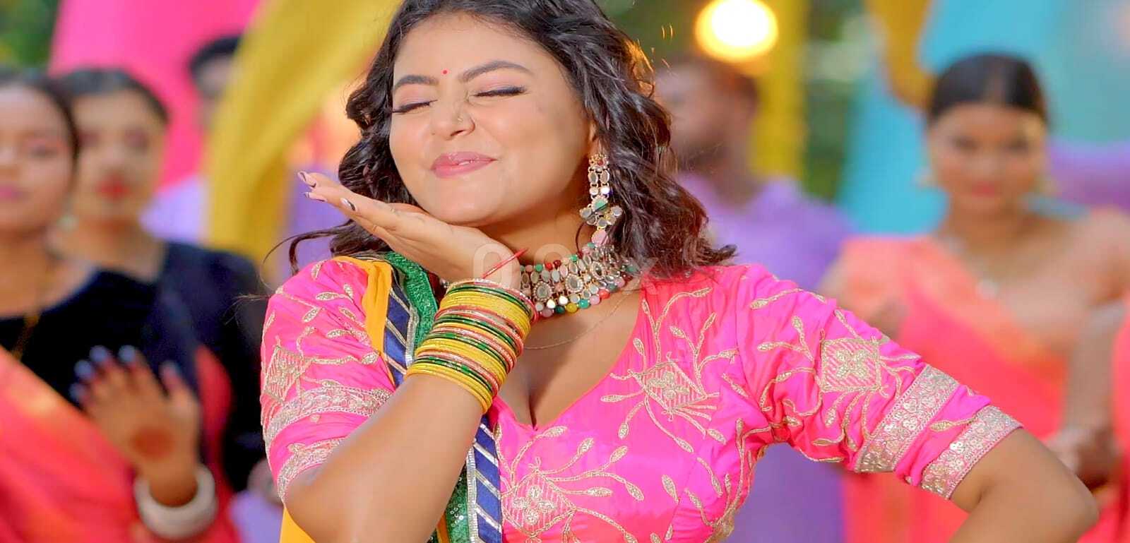 Bhojpuri Song: 'राजा जी के तिलवा प दिलवा' में क़हर ढा रही माही श्रीवास्तव, देखिए तस्वीरें | Mahi ...