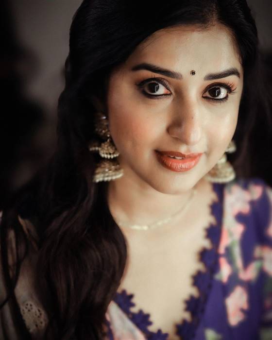 Meera Jasmine: എയ്ജ് ഇന്‍ റിവേഴ്‌സ് ഗിയര്‍! കറുപ്പണിഞ്ഞ് മനം മയക്കുന്ന ...