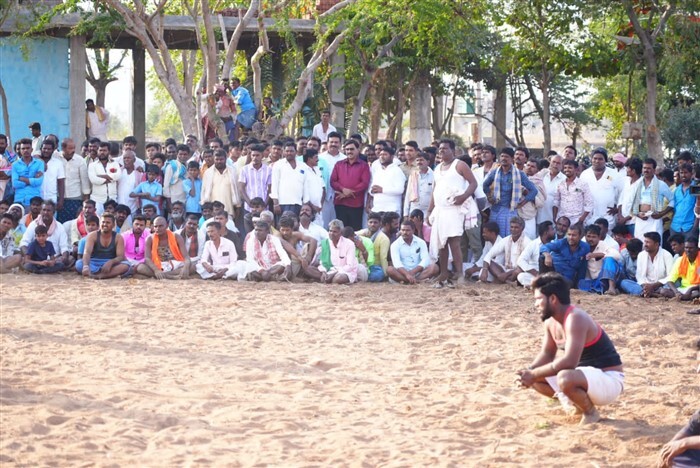 ಪ್ರಾಚೀನ ಕ್ರೀಡೆಗೆ ಜನಾರ್ದನ ರೆಡ್ಡಿ ಸಾಥ್‌: ಮುಂಗೈ ಆಟ ಗೆದ್ದವರಿಗೆ ಕಡಗ ಉಡುಗೊರೆ ...