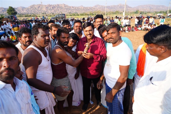 ಪ್ರಾಚೀನ ಕ್ರೀಡೆಗೆ ಜನಾರ್ದನ ರೆಡ್ಡಿ ಸಾಥ್‌: ಮುಂಗೈ ಆಟ ಗೆದ್ದವರಿಗೆ ಕಡಗ ಉಡುಗೊರೆ ...