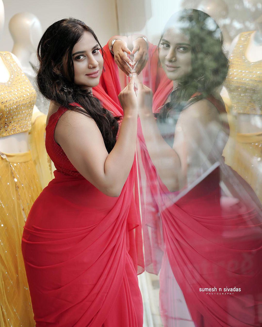 Anna Reshma Rajan: വെറും അഴകല്ല, സൂപ്പർ അഴക്... പുത്തൻ ലുക്കിൽ അന്ന രാജ ...