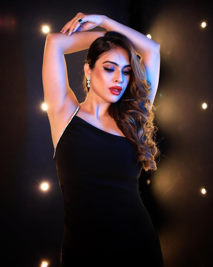 వలపుల విందుతో ఊరించేస్తున్న నేహా మాలిక్ | Neha Malik Atrract With ...