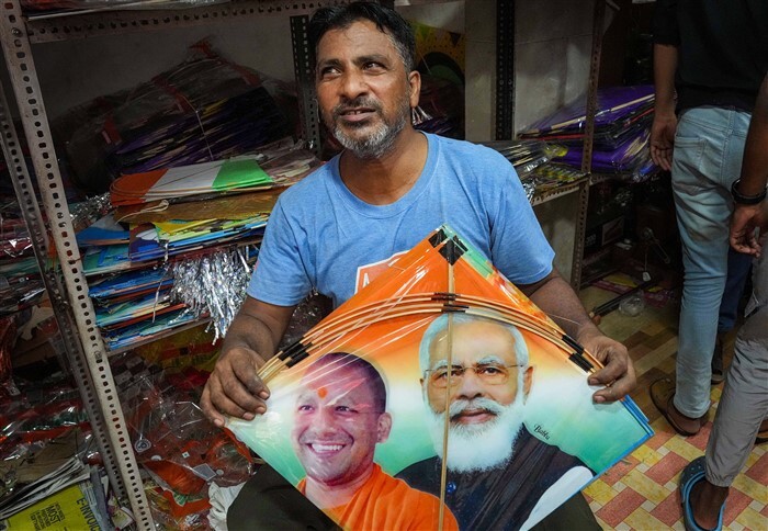 Photos: ಮಾರುಕಟ್ಟೆಯಲ್ಲಿ ರಾರಾಜಿಸುತ್ತಿವೆ ನರೇಂದ್ರ ಮೋದಿ ಗಾಳಿಪಟಗಳು | Narendra ...