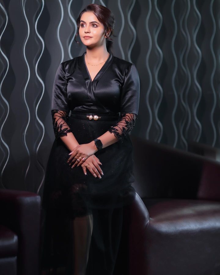 PHOTOS: ஹீரோயின்களுக்கே டஃப் கொடுக்கும் சன் டிவி சீரியல் நடிகை ...