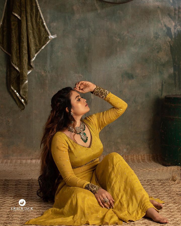 PHOTOS: தங்க சிலையாக மாறிய சீரியல் வில்லி.. போட்டோஷூட்டில் கலக்கும் ...