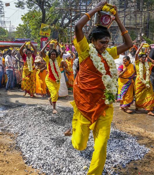 PHOTOS: அலகு குத்தி, காவடி ஏந்தி.. கொடியேற்றத்துடன் தொடங்கிய தைப்பூச ...
