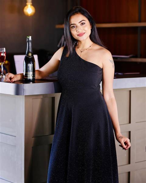 PHOTOS: கையில் கிளாஸுடன்.. போட்டோஷூட்டில் அசத்தும் ஜீ தமிழ் சீரியல் ...