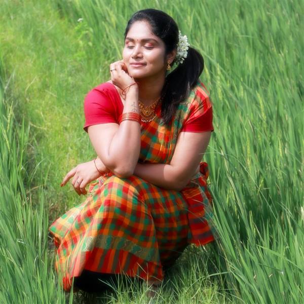 PHOTOS: கண்டாங்கி சேலையில் கண்ணை பறிக்கும் சீரியல் நடிகை.. வயல்வெளியில் போட்டோஷூட் நடத்திய ரோஜா ...