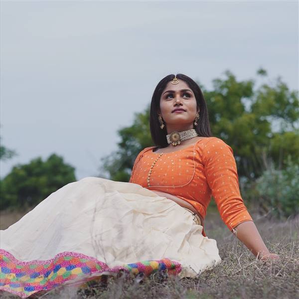 PHOTOS: கண்டாங்கி சேலையில் கண்ணை பறிக்கும் சீரியல் நடிகை.. வயல்வெளியில் போட்டோஷூட் நடத்திய ரோஜா ...