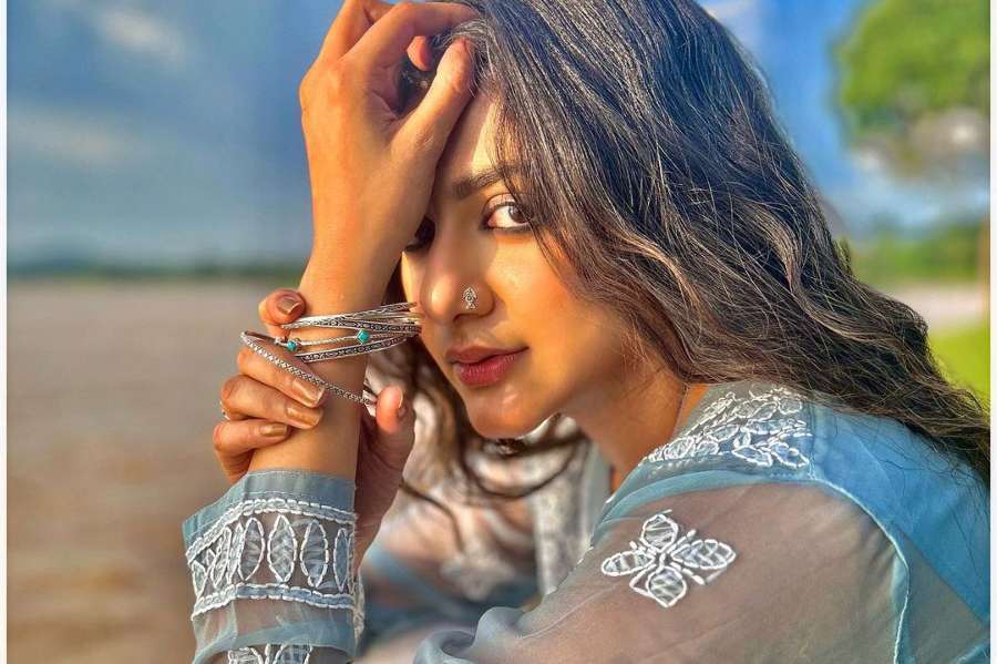 শাড়ির সঙ্গে হালকা মেকআপেই বাজিমাত স্বীকৃতির, দেখুন সেই মায়াবী লুক ...