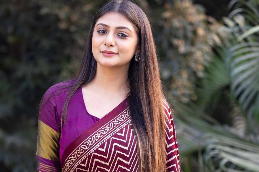 শাড়ির সঙ্গে হালকা মেকআপেই বাজিমাত স্বীকৃতির, দেখুন সেই মায়াবী লুক ...