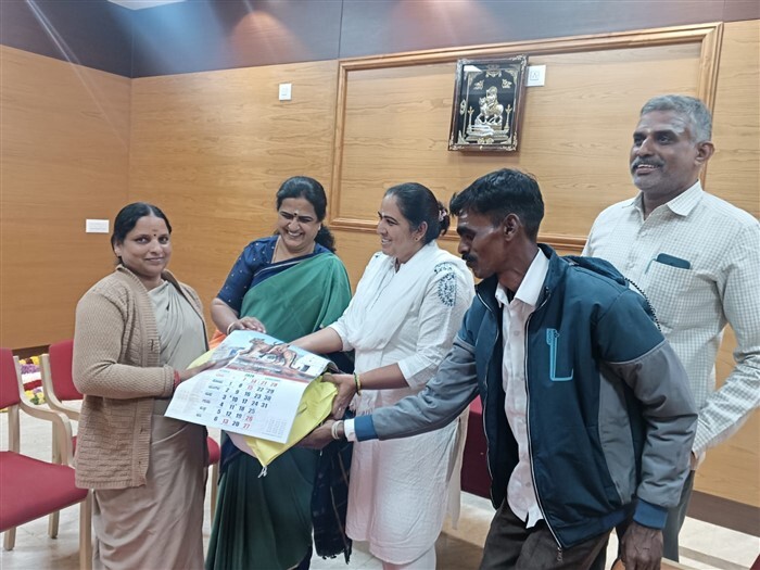 ಮಲೆ ಮಾದಪ್ಪನ ಬೆಟ್ಟದ ನೌಕರರಿಗೆ ಉಡುಗೊರೆ ನೀಡಿದ ಮಾಜಿ ಸಚಿವ ವಿ.ಸೋಮಣ್ಣ ಪತ್ನಿ | V ...