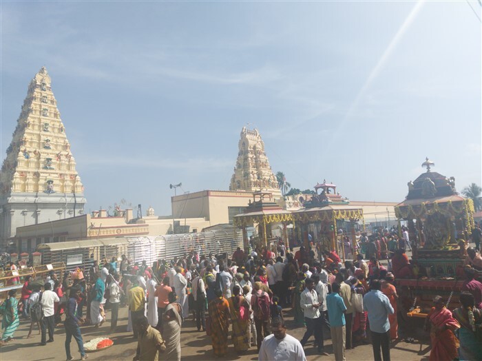 ಮಲೆ ಮಾದಪ್ಪನ ಬೆಟ್ಟದ ನೌಕರರಿಗೆ ಉಡುಗೊರೆ ನೀಡಿದ ಮಾಜಿ ಸಚಿವ ವಿ.ಸೋಮಣ್ಣ ಪತ್ನಿ | V ...