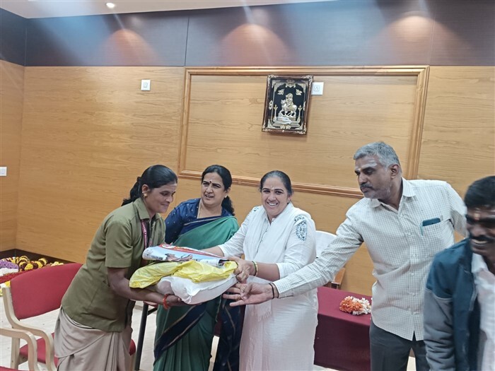 ಮಲೆ ಮಾದಪ್ಪನ ಬೆಟ್ಟದ ನೌಕರರಿಗೆ ಉಡುಗೊರೆ ನೀಡಿದ ಮಾಜಿ ಸಚಿವ ವಿ.ಸೋಮಣ್ಣ ಪತ್ನಿ | V ...