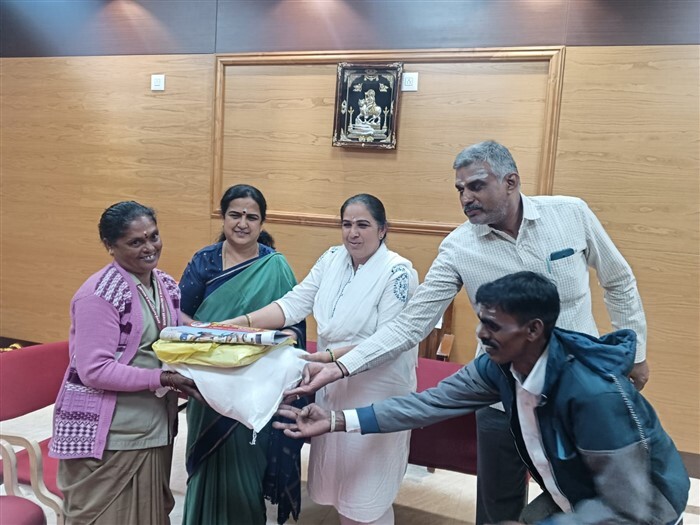 ಮಲೆ ಮಾದಪ್ಪನ ಬೆಟ್ಟದ ನೌಕರರಿಗೆ ಉಡುಗೊರೆ ನೀಡಿದ ಮಾಜಿ ಸಚಿವ ವಿ.ಸೋಮಣ್ಣ ಪತ್ನಿ | V ...