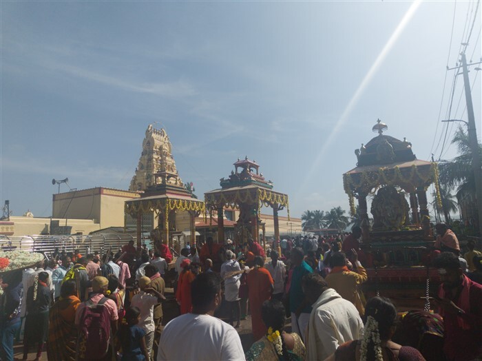ಮಲೆ ಮಾದಪ್ಪನ ಬೆಟ್ಟದ ನೌಕರರಿಗೆ ಉಡುಗೊರೆ ನೀಡಿದ ಮಾಜಿ ಸಚಿವ ವಿ.ಸೋಮಣ್ಣ ಪತ್ನಿ | V ...