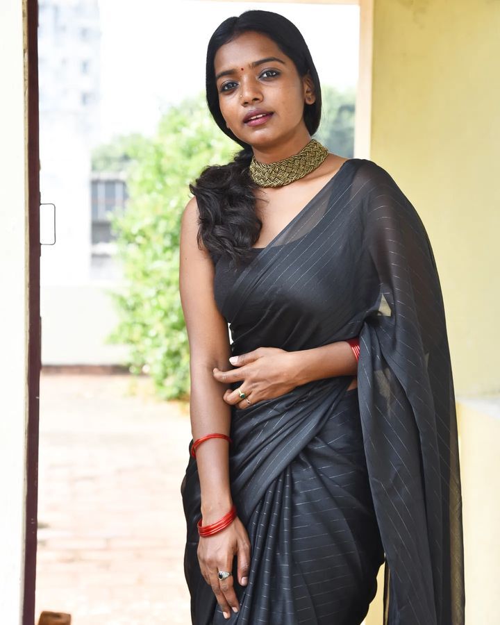 PHOTOS: நடிகையிடம் அத்துமீறிய ரசிகர்.. காலில் விழ வைத்த சம்பவம்.. கேப்டன் மில்லர் பட விழாவில் ...