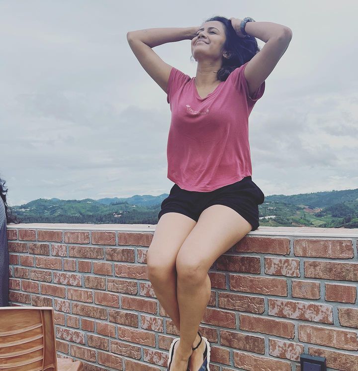 PHOTOS: சட்டை பட்டனை கழட்டி விட்டு.. குட்டி உடையில் கூலாக ...