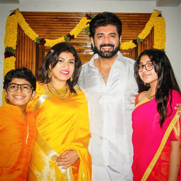 அருண் விஜய் மகளா இது? குட்டி பொண்ணா பார்த்தது.. இப்போ நெடுநெடுன்னு ...