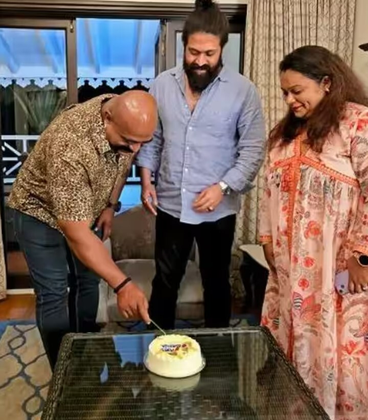 என்ன மனுஷன்யா! பாடி கார்டுக்கு கேக் ஊட்டிவிட்டு பிறந்தநாள் கொண்டாடிய ...