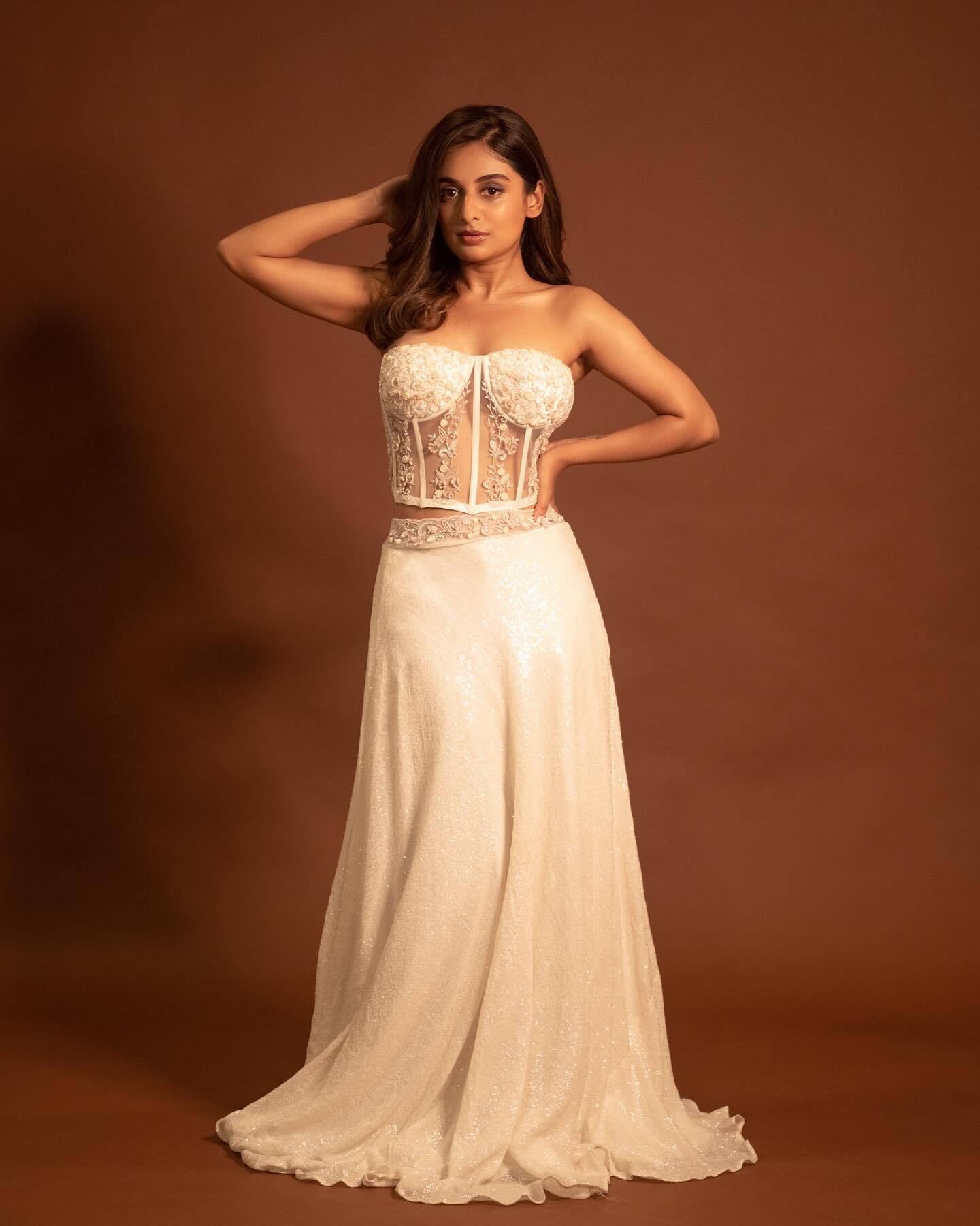 பாபநாசம் பட பாப்பாவா இது? ஸ்லீவ்லெஸ் ட்ரெஸ்ஸில் செம்ம போஸ்.. ஸ்டன்னான ...