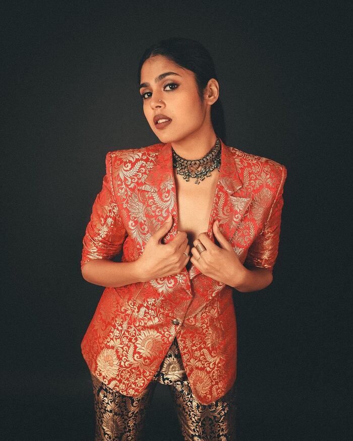 కవ్వించే అందాలతో పరవశింపచేస్తున్న ఫరియా అబ్దుల్లా .. డోస్ అమాంతం పెంచేసిందిగా! | Actress Faria ...