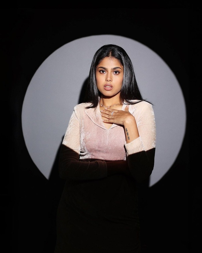 కవ్వించే అందాలతో పరవశింపచేస్తున్న ఫరియా అబ్దుల్లా .. డోస్ అమాంతం పెంచేసిందిగా! | Actress Faria ...