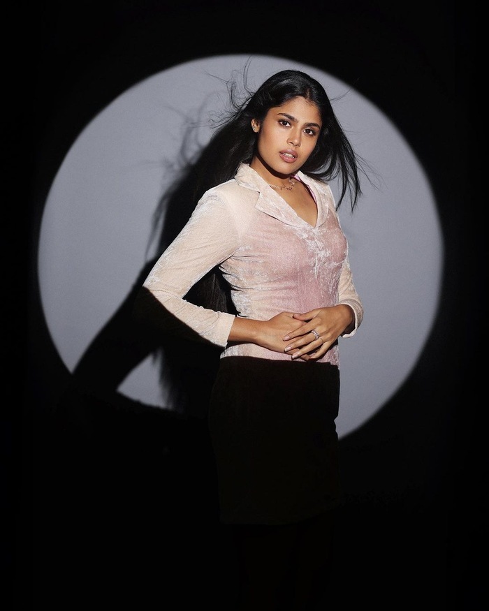 కవ్వించే అందాలతో పరవశింపచేస్తున్న ఫరియా అబ్దుల్లా .. డోస్ అమాంతం పెంచేసిందిగా! | Actress Faria ...