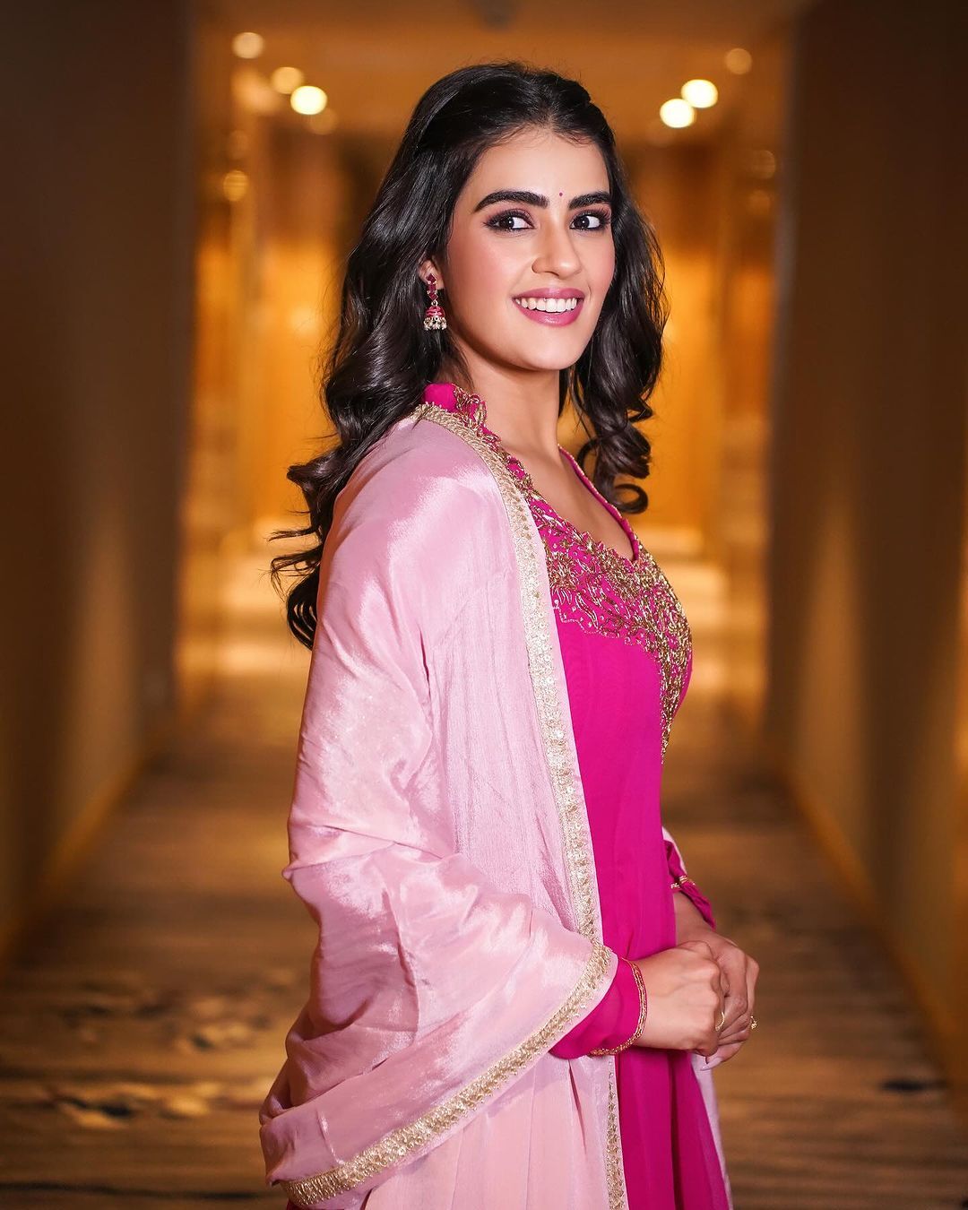 క్యూట్ అందాలతో మైమరిపిస్తున్న కావ్య థాపర్ | Actress Kavya Thapar Cute ...