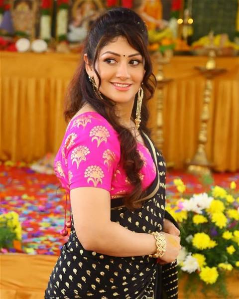 இயற்கை பட ஹீரோயினை நியாபகம் இருக்கா? அதே அழகுடன் இளமை மாறாமல் இப்போ எப்படி இருக்காங்கன்னு ...