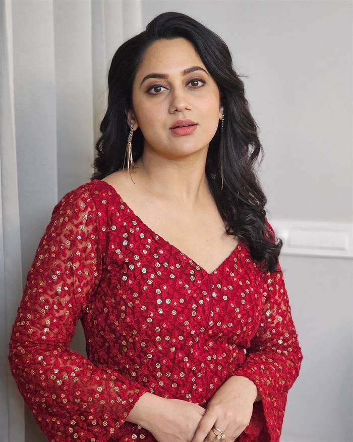 Miya George: 'പൂവേ റോസാപ്പൂവേ....'! ചുവപ്പണിഞ്ഞ് സ്റ്റൈലിഷായി ആരാധക ...