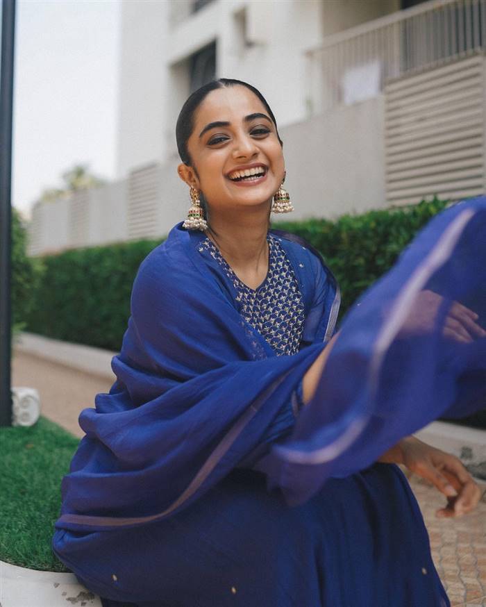 Namitha Pramod: നീലയഴകി! കടുംനീല സല്‍വാറില്‍ അതിസുന്ദരിയായെത്തി നമിത ...