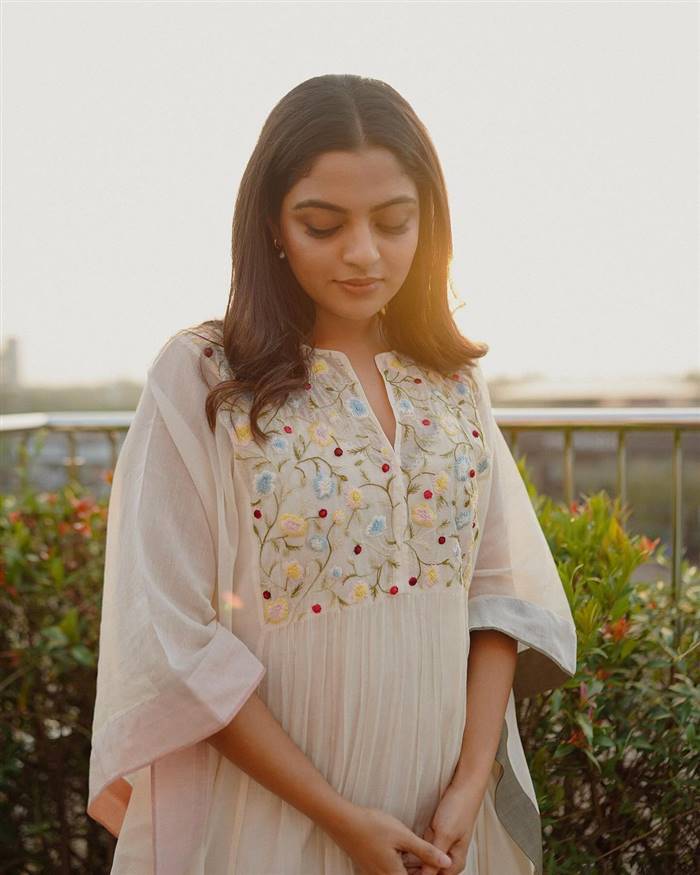 പര്‍പ്പിള്‍ ക്വീന്‍! ട്രെഡീഷ്ണല്‍ സാരിലുക്കില്‍ അതിസുന്ദരിയായെത്തി നിഖില വിമല്‍, വൈറല്‍ ഫോട്ടോസ് ...