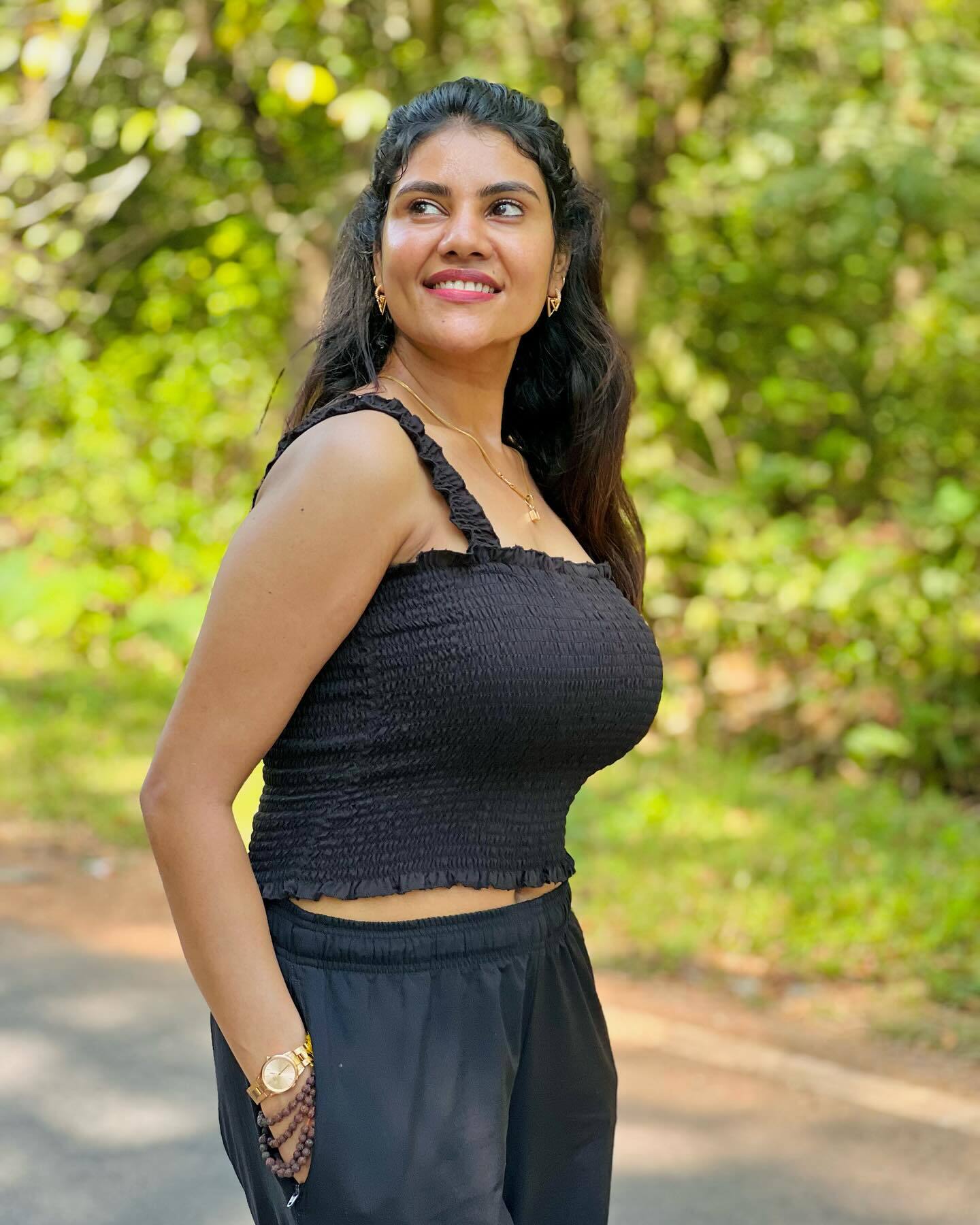 டைட்டான டிரெஸ்ல எப்படி போஸ் கொடுத்துருக்காங்க.. திணறவைக்கும் லுக்கில் சீரியல் நடிகை நிவிஷா ...