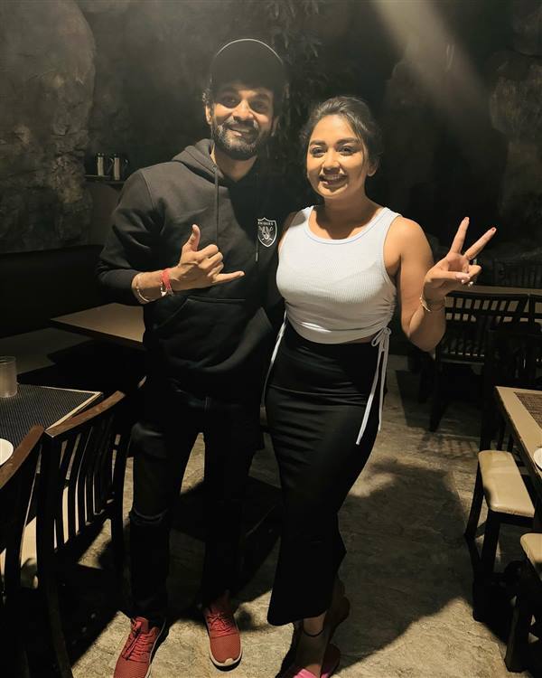 கிளாமர் உடையில் நண்பர்களுடன் நைட் பார்ட்டி.. பிரபல சீரியல் நடிகையின் ...