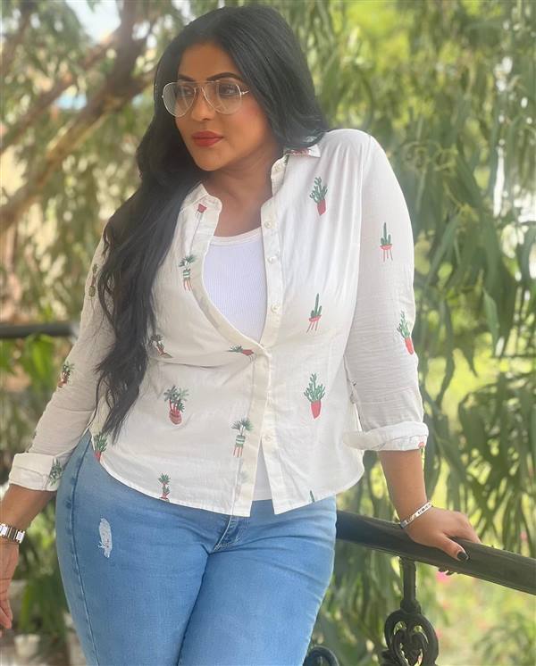பாக்கியலட்சுமி ராதிகாவா இது! கிளாமர் அவுட் பிட்டில் வேற லெவல் ...
