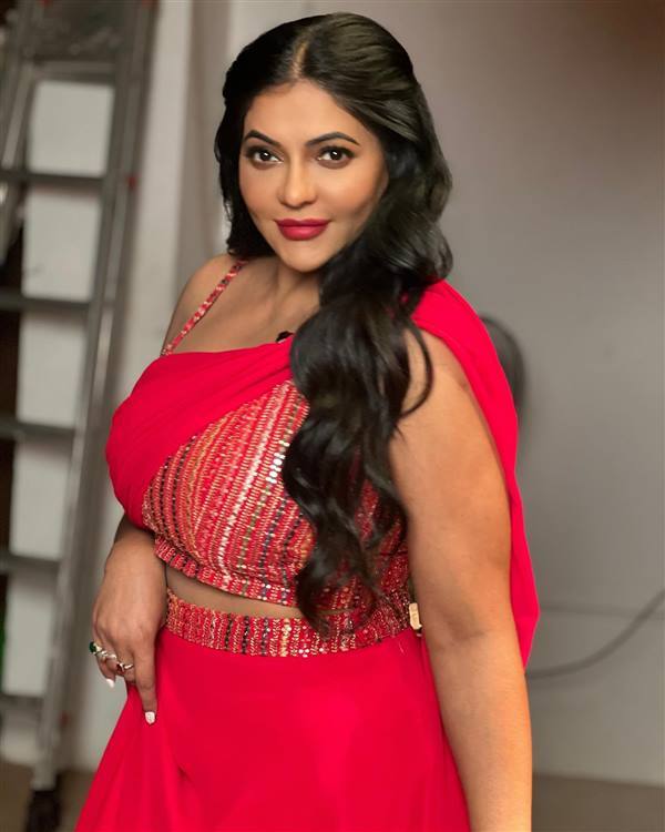 பாக்கியலட்சுமி ராதிகாவா இது! கிளாமர் அவுட் பிட்டில் வேற லெவல் ...