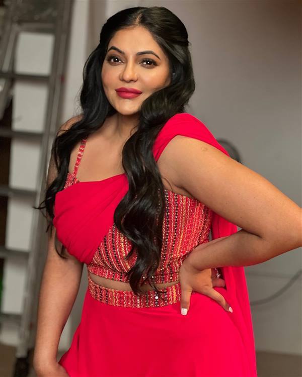 பாக்கியலட்சுமி ராதிகாவா இது! கிளாமர் அவுட் பிட்டில் வேற லெவல் ...