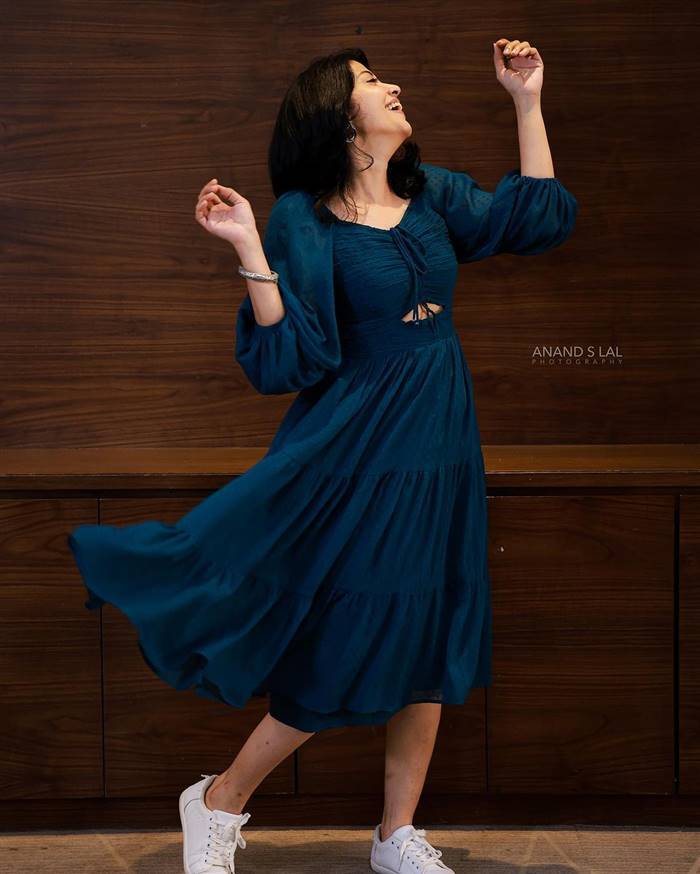 ഇനി അല്‍പ്പം മോഡേണാവാം!! ട്രഡീഷ്ണല്‍ ഔട്ട്ഫിറ്റ് മാറ്റിപ്പിടിച്ച് ...